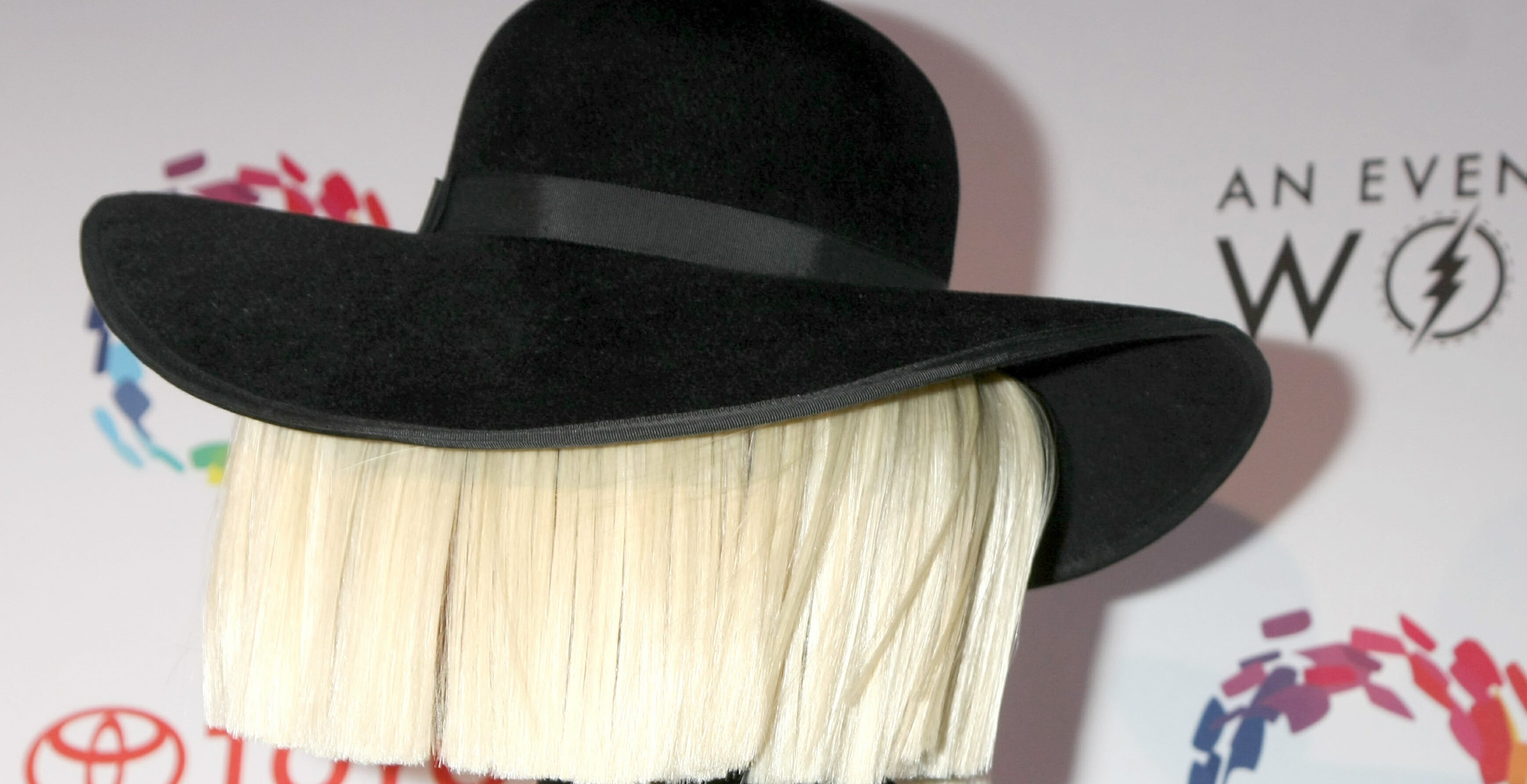 Sia Nude Photos Singer Post Pics Online To Thwart Paparazzi