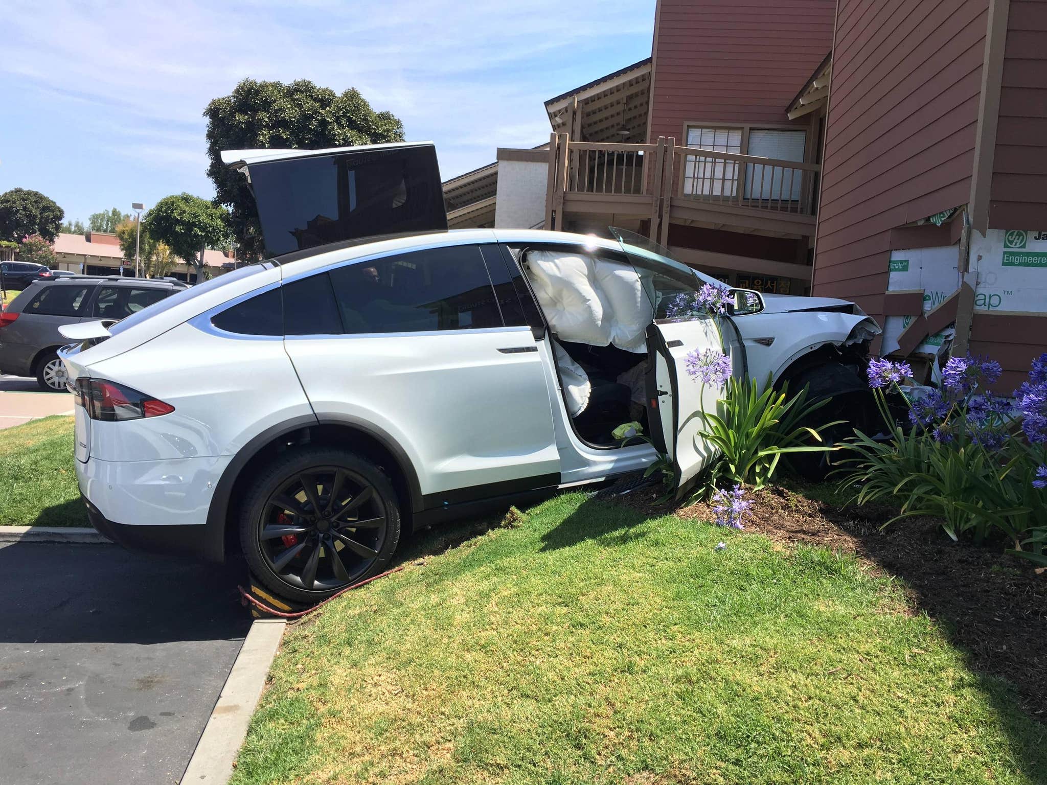Another Tesla Driver Has Falsely Blamed Its Self Driving Mode For A Crash