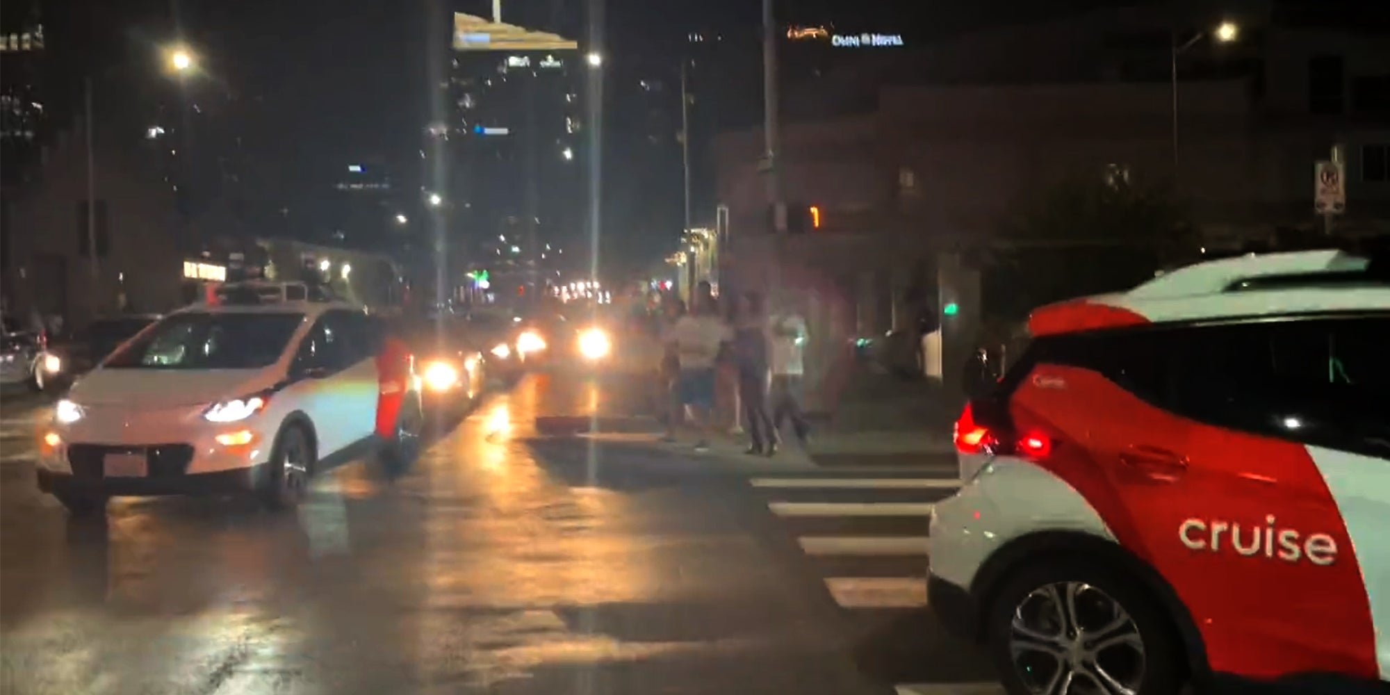 Cruise Driverless Cars Block a Busy Austin Intersection