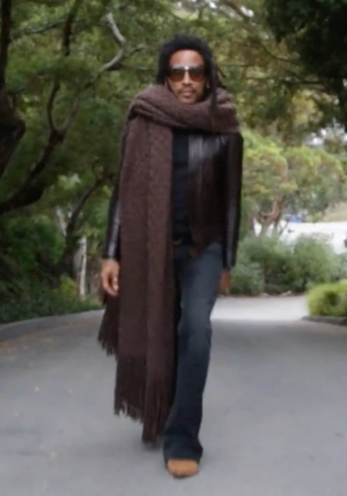 Lenny Kravitz’s big scarf is back after 11 years of gathering dust