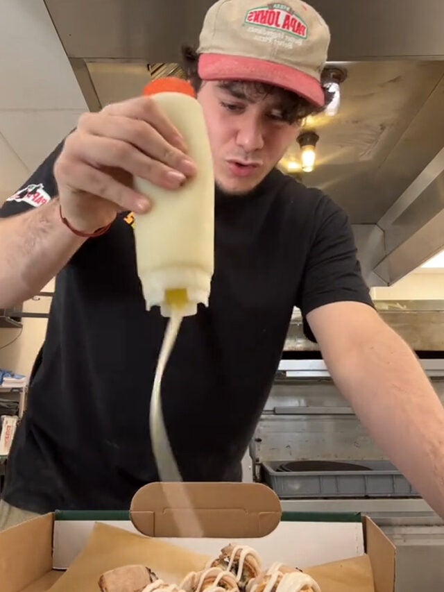 Papa John's Worker Shares How to Make the Oreo Bites