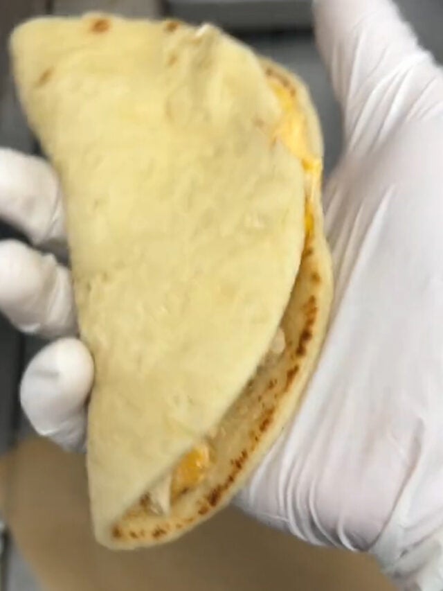 Taco Bell Worker Sneak-Peeks 3 Cheese Chicken Flatbread Melt