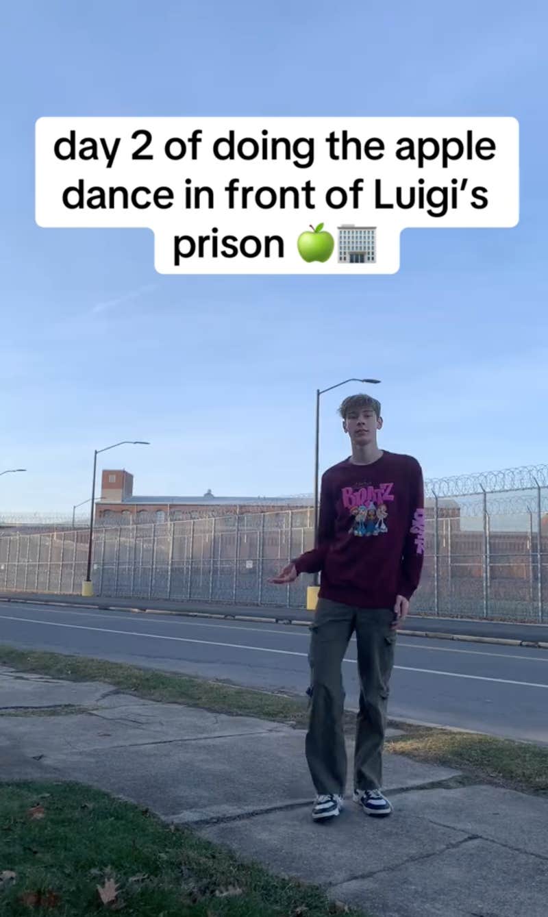 A TikToker Is Doing The Apple Dance Outside Luigi Mangione's Prison ...