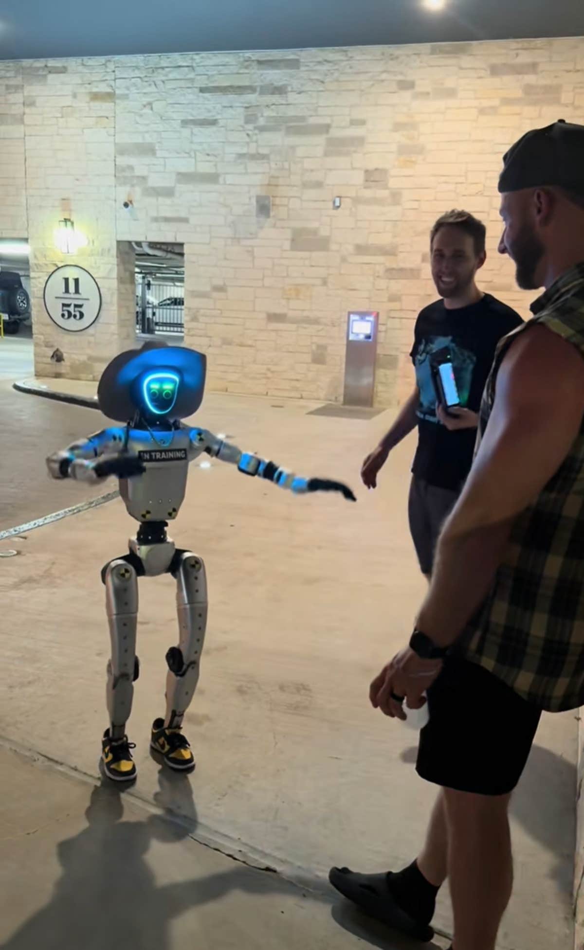 The "Rizzbot" keeps going viral interacting with humans on city streets ...