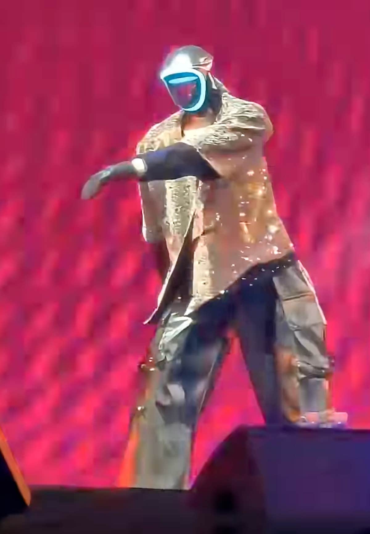 Chinese robots dance on stage at Wang Leehom's concert