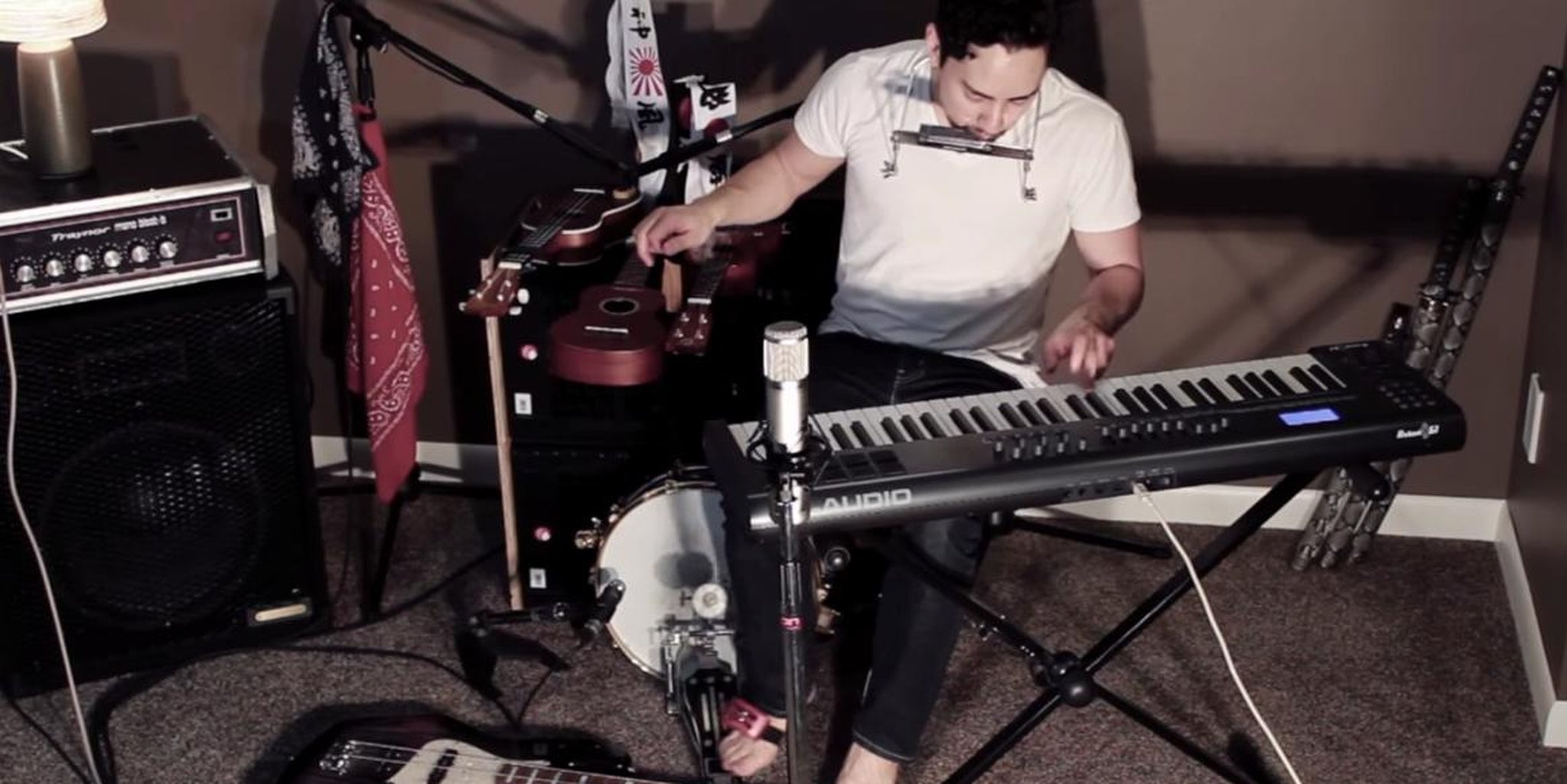One-man band uses 8 instruments for a perfect Bob Marley cover