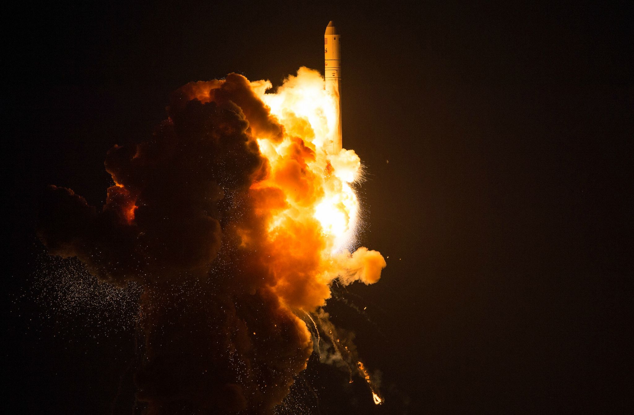 NASA releases breathtaking new photos of rocket explosion - The Daily Dot