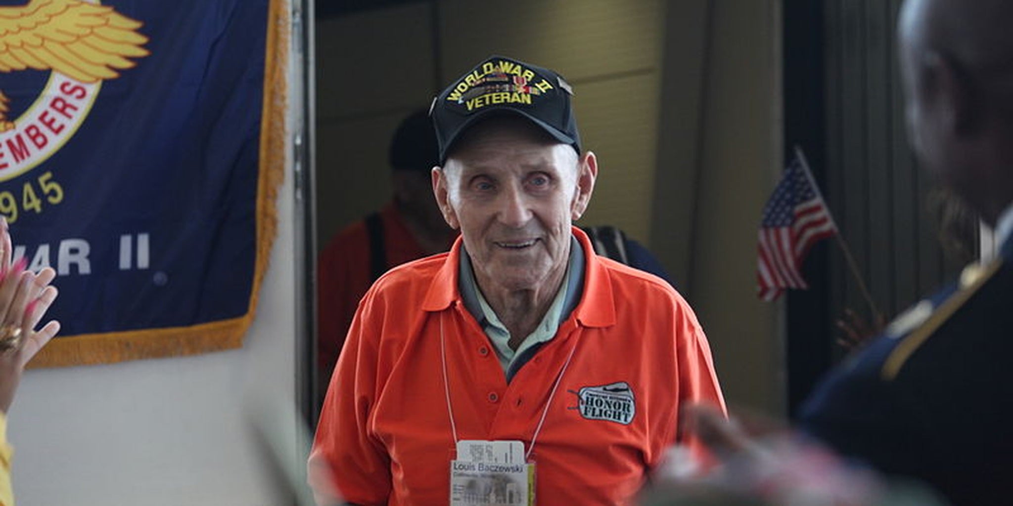 Delta gate agent surprises WWII veterans with a touching tribute
