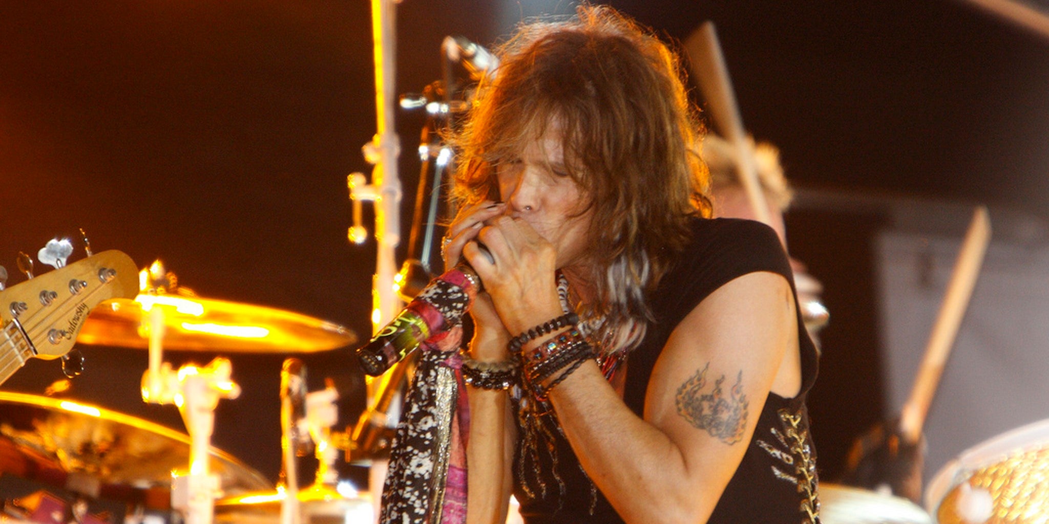 Aerosmith's Steven Tyler rocks out a duet with a street performer