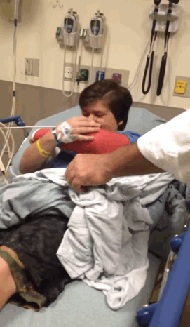 Kid with broken arm is beyond thrilled to be wearing a cast | The Daily Dot