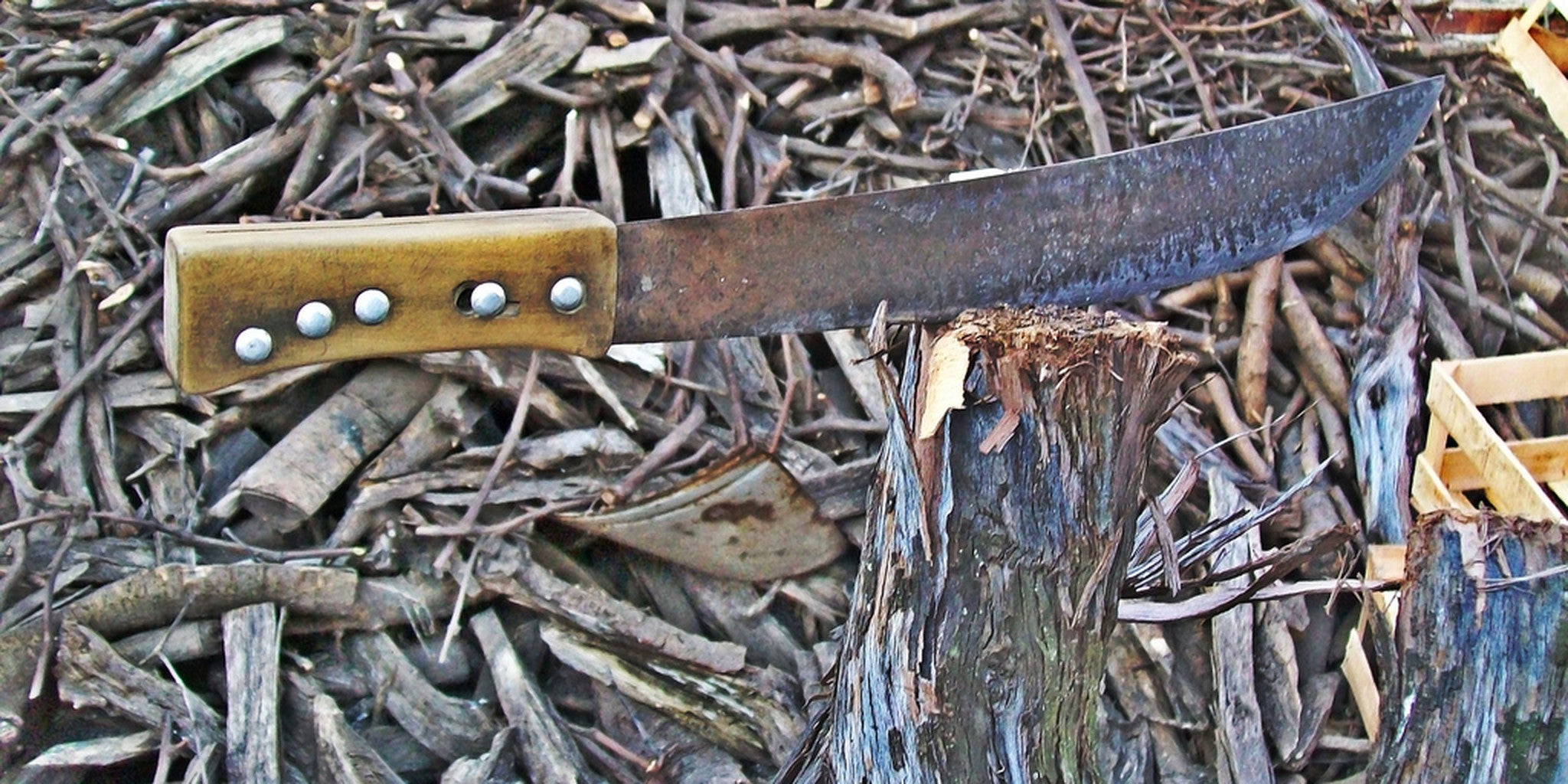 Store clerk scares off machete-wielding robbers with even bigger sword