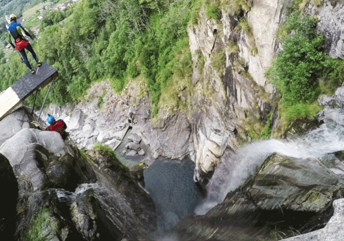 Extreme cliff jumper sets new world record with 193-foot drop