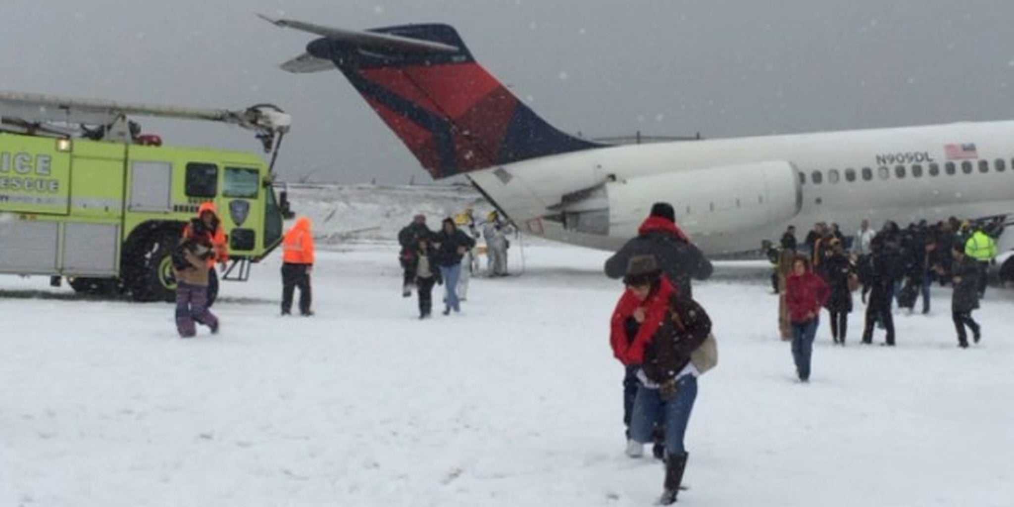 Delta plane skids off LaGuardia runway after trying to land on snow